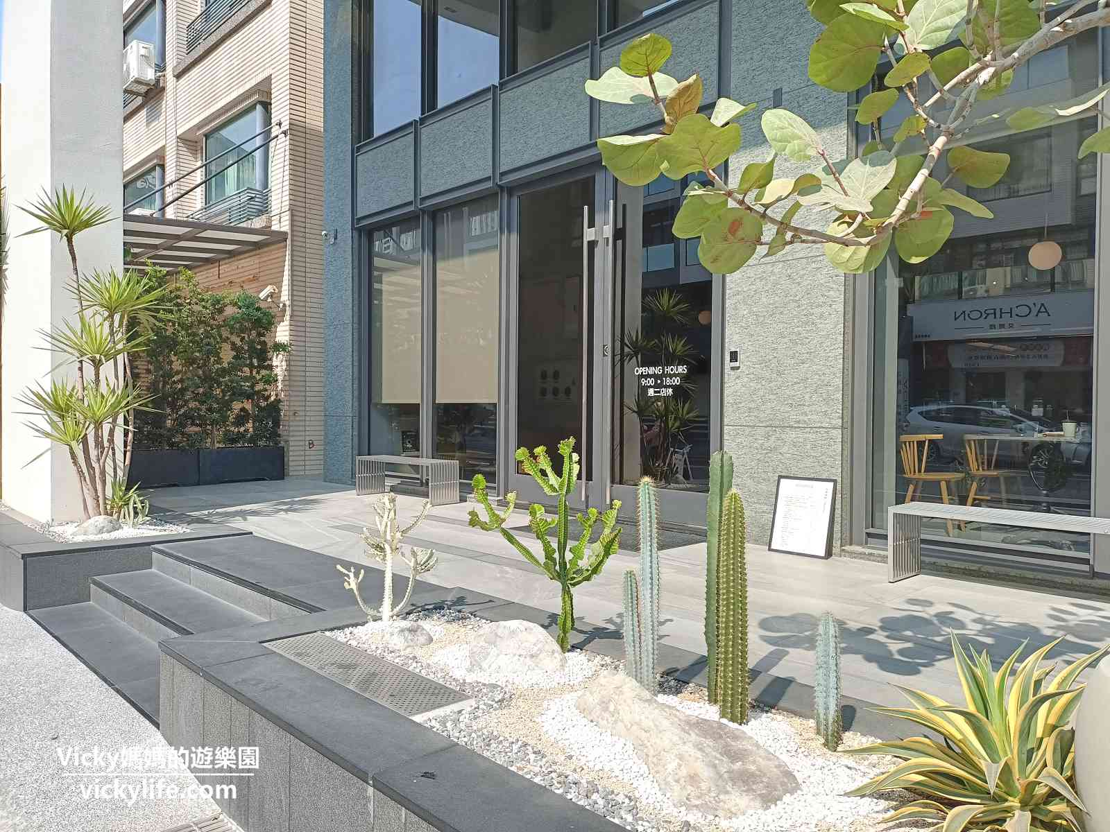 台南咖啡︱Korokoro Coffee：安平純白挑高現代美學咖啡廳，咖啡口感香醇，甜點綿密滑順(菜單) @Vicky 媽媽的遊樂園