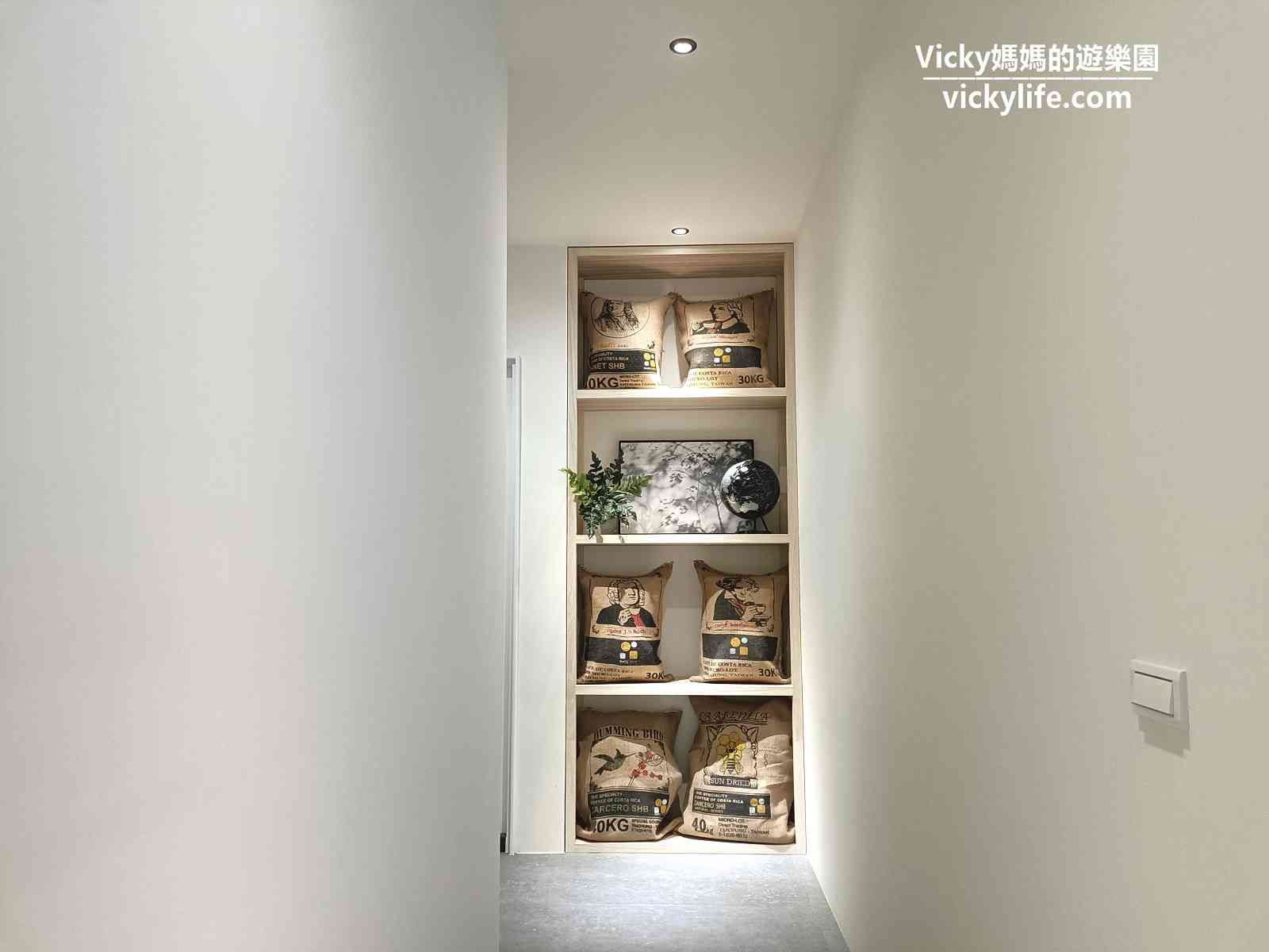 台南咖啡︱Korokoro Coffee：安平純白挑高現代美學咖啡廳，咖啡口感香醇，甜點綿密滑順(菜單) @Vicky 媽媽的遊樂園